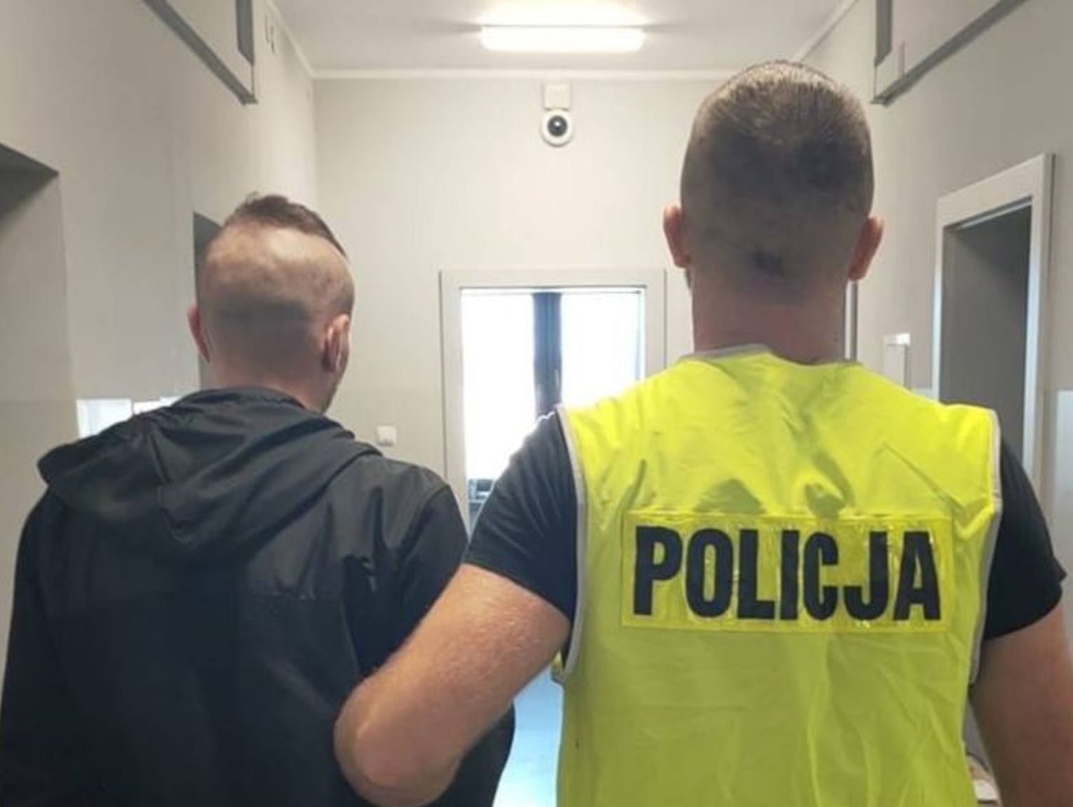 Poszukiwany listem gończym ukrył się w kanapie przed policjantami